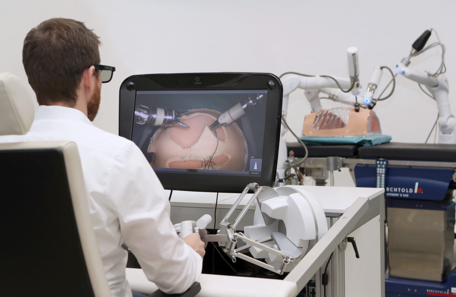 Surgical robot with DLR technology on the market - Digital Innovation Hubs